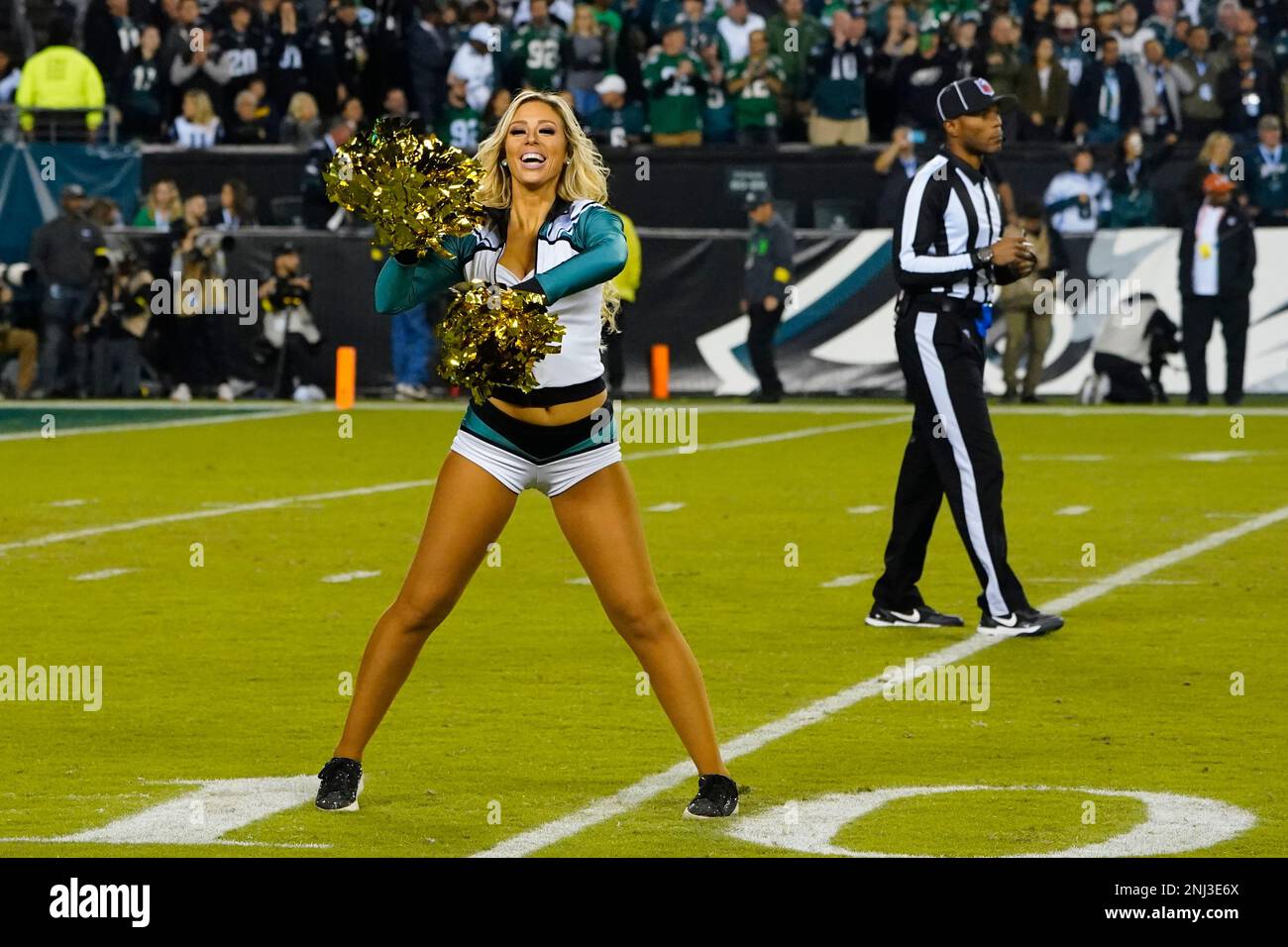 PHILADELPHIA, PA - OCTOBER 16: A Philadelphia Eagles cheerleader ...