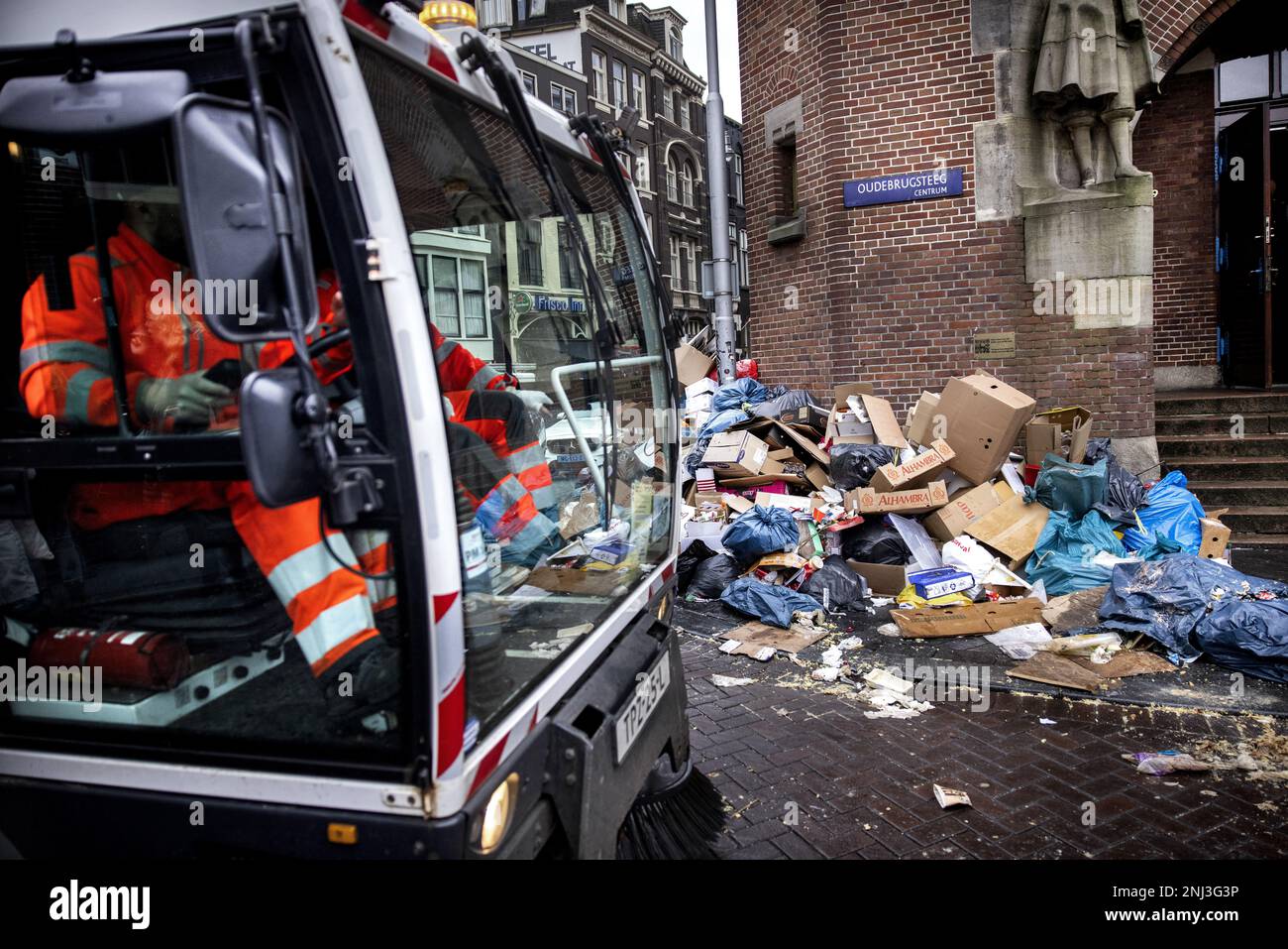AMSTERDAM - Garbage collectors are cleaning up the center of Amsterdam ...