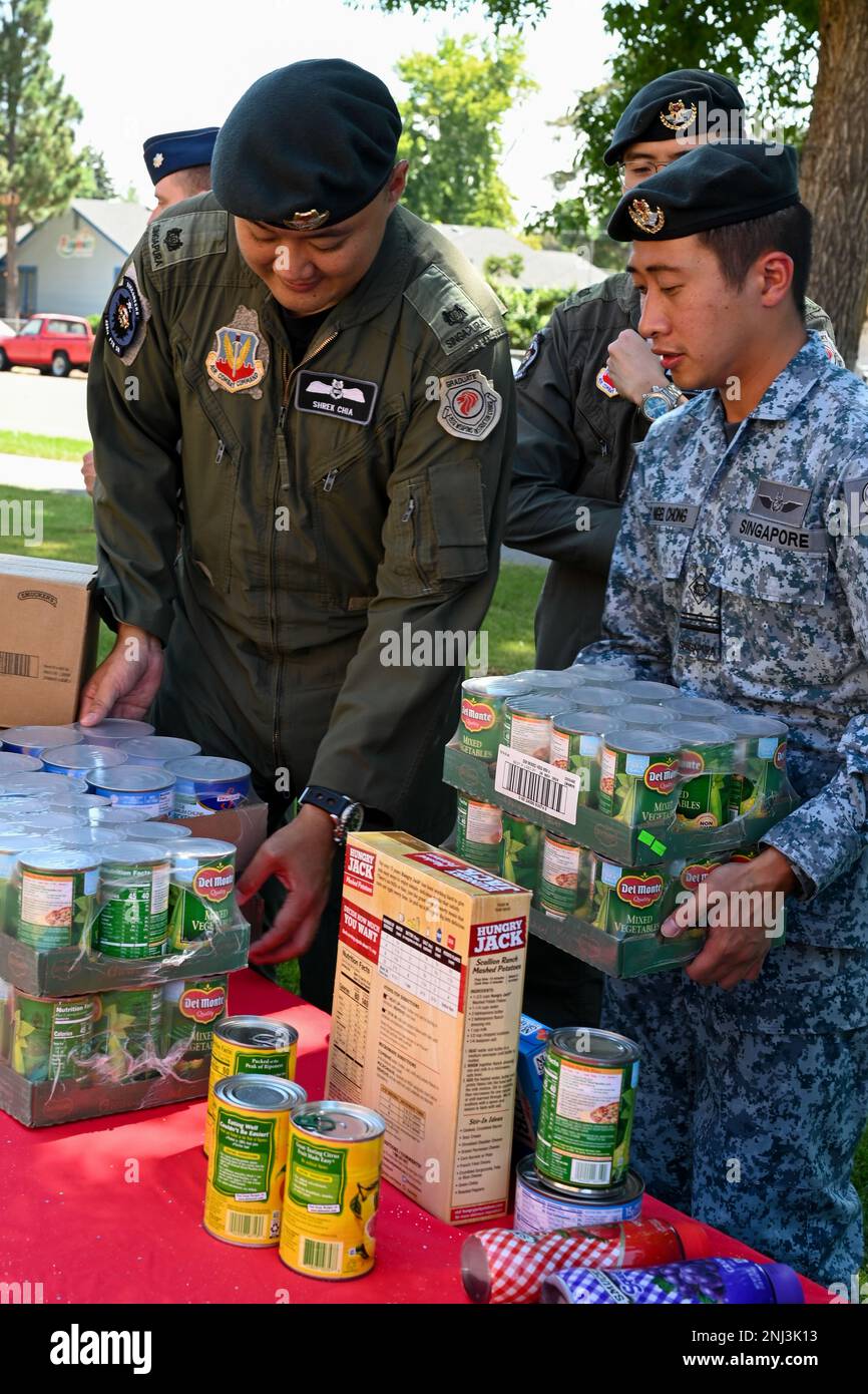 Republic of Singapore Air Force Maj. Chia Chi Yu and Military Expert 5 ...