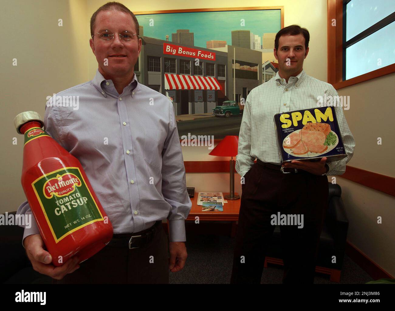 Chief executive officers MacGregor Read (left), Eric Lindberg (right ...