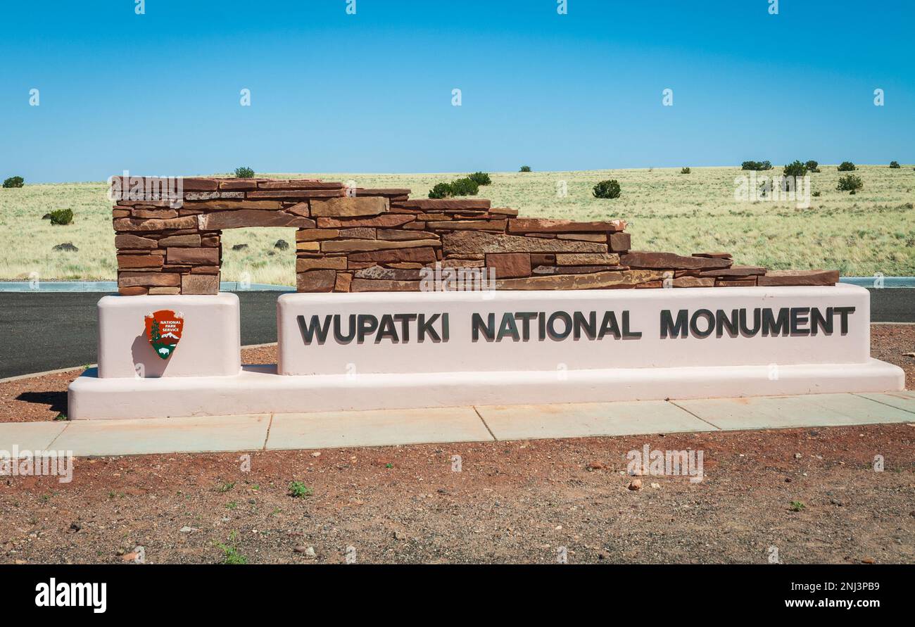 National volcanic monument welcome sign hi-res stock photography and ...