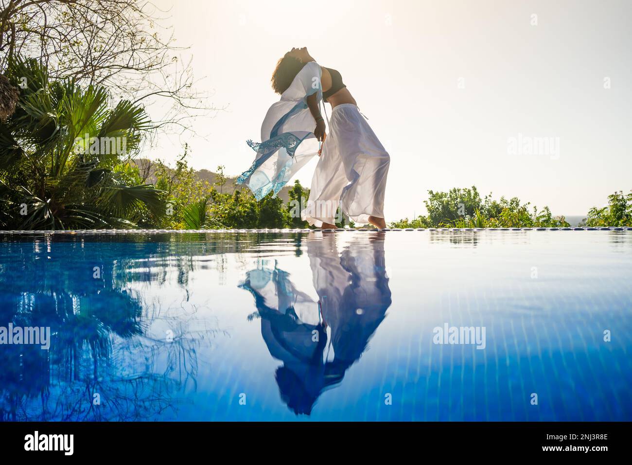 Friends dancing swimming pool party hi-res stock photography and images ...