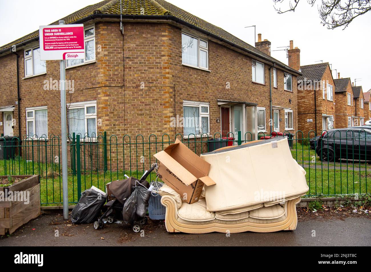 Chalvey, Slough, Berkshire, UK. 22nd February, 2023. A fly-tipped sofa ...