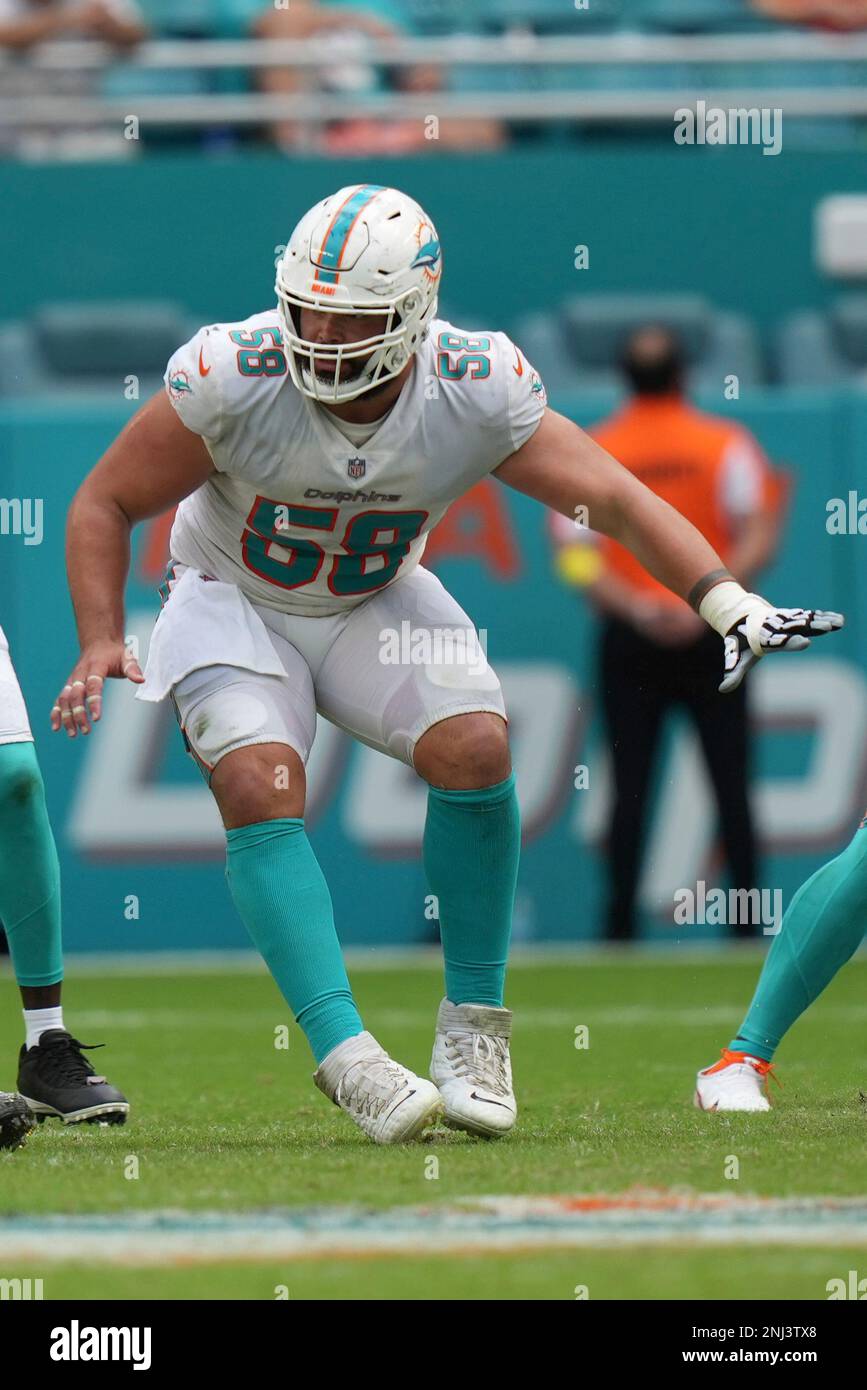 MIAMI GARDENS, FL - OCTOBER 16: Miami Dolphins guard Connor Williams ...