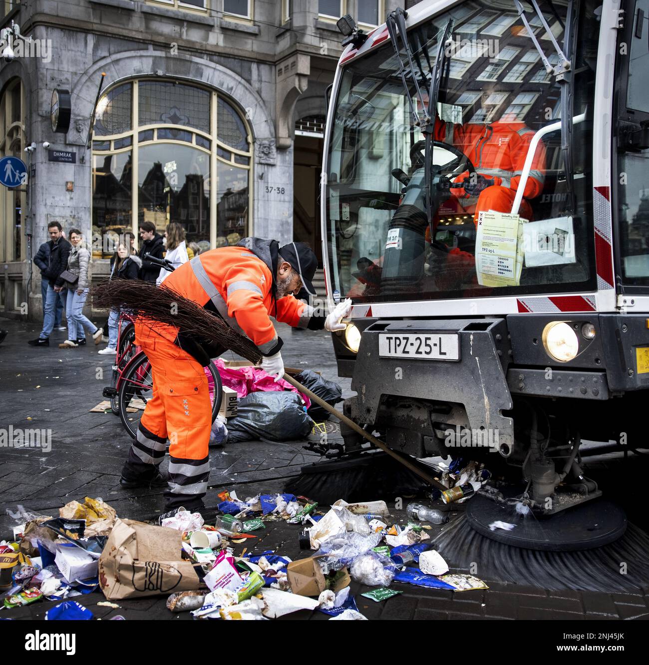 AMSTERDAM - Garbage collectors are cleaning up the center of Amsterdam ...