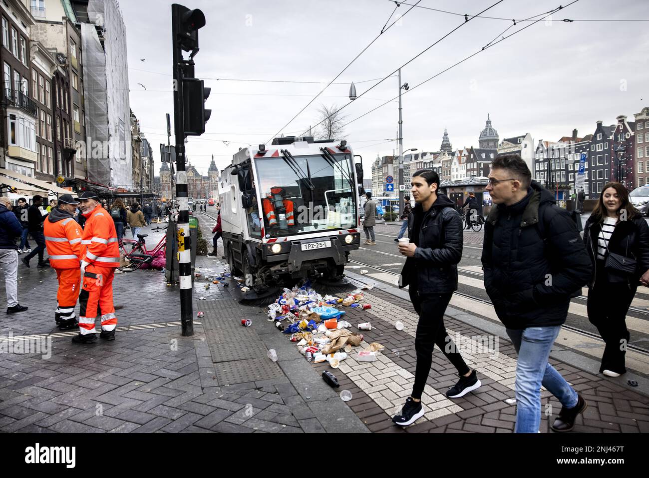 AMSTERDAM - Garbage collectors are cleaning up the center of Amsterdam ...