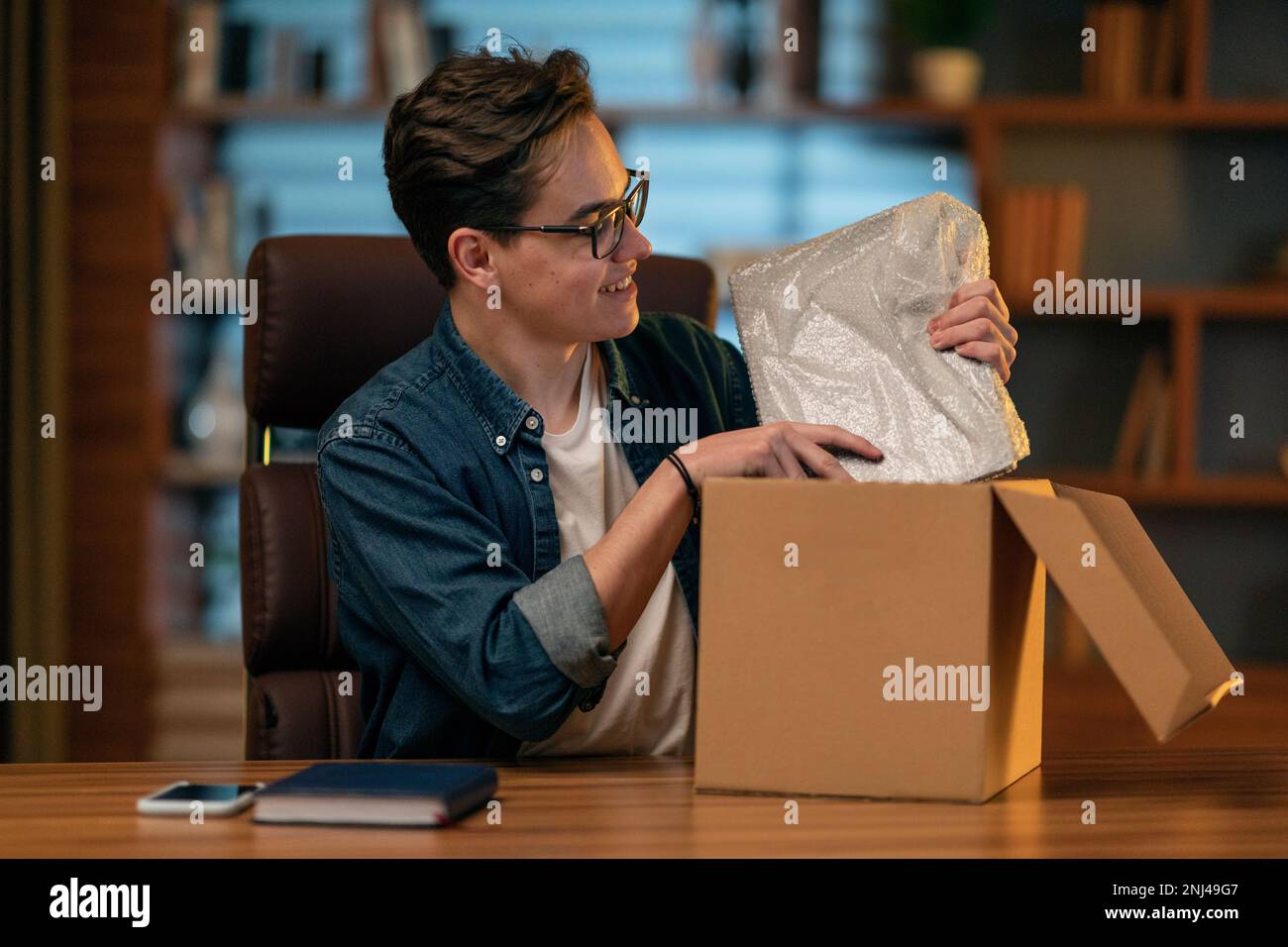 Easy unpacking hi-res stock photography and images - Alamy