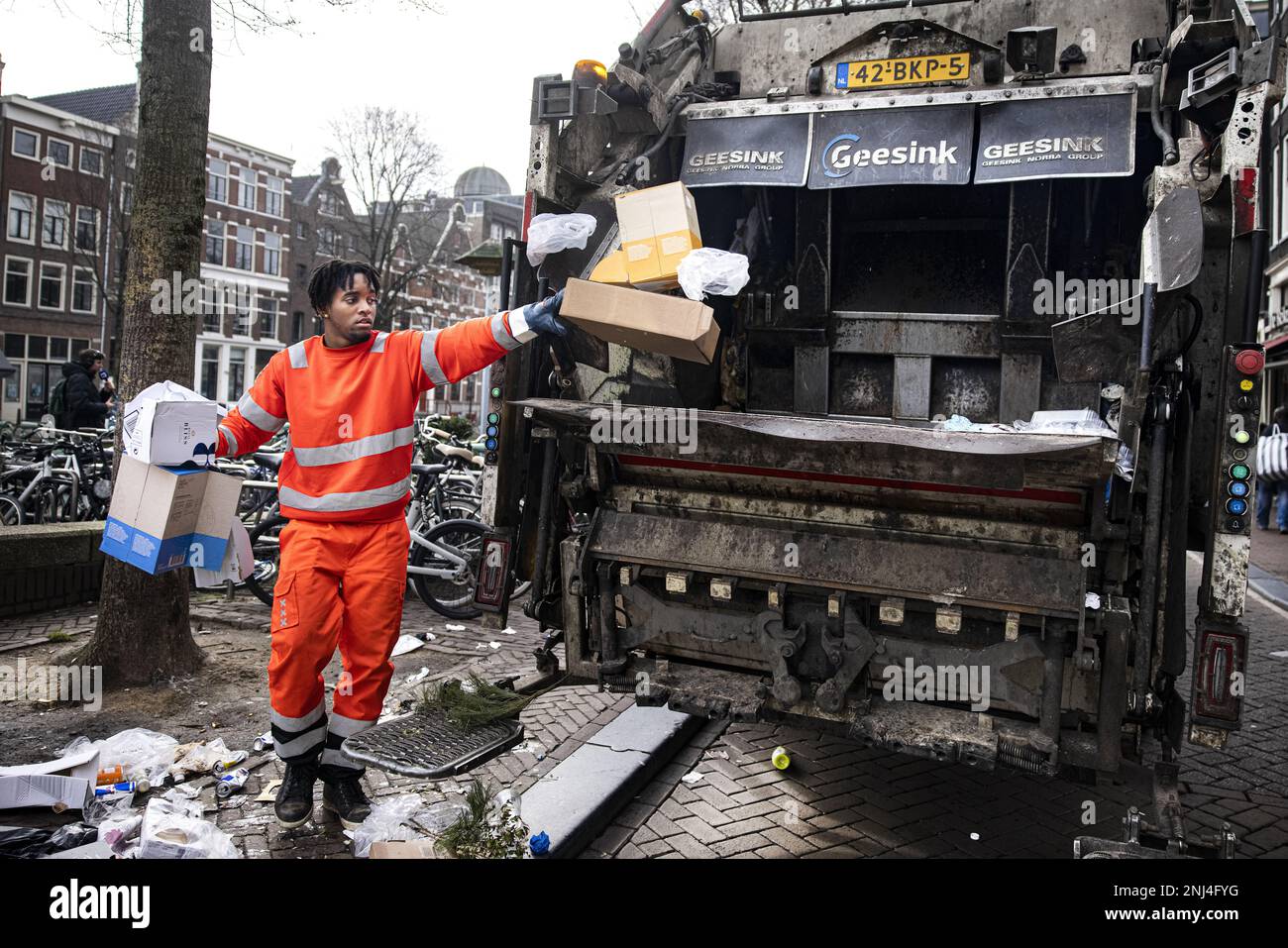 AMSTERDAM - Garbage collectors are cleaning up the center of Amsterdam ...
