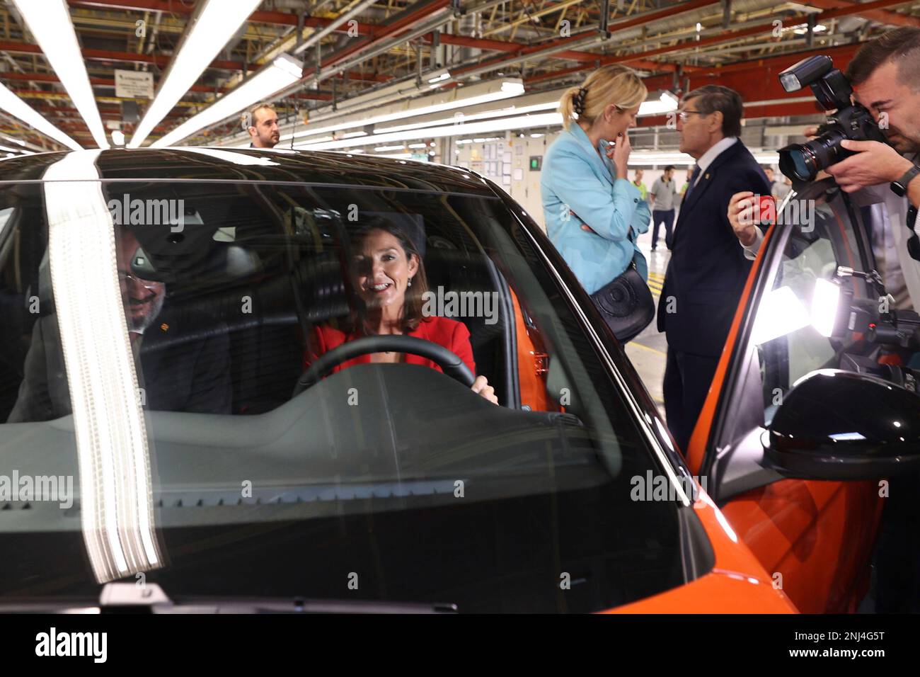 The Minister of Industry, Trade and Tourism, Reyes Maroto, tests a car ...