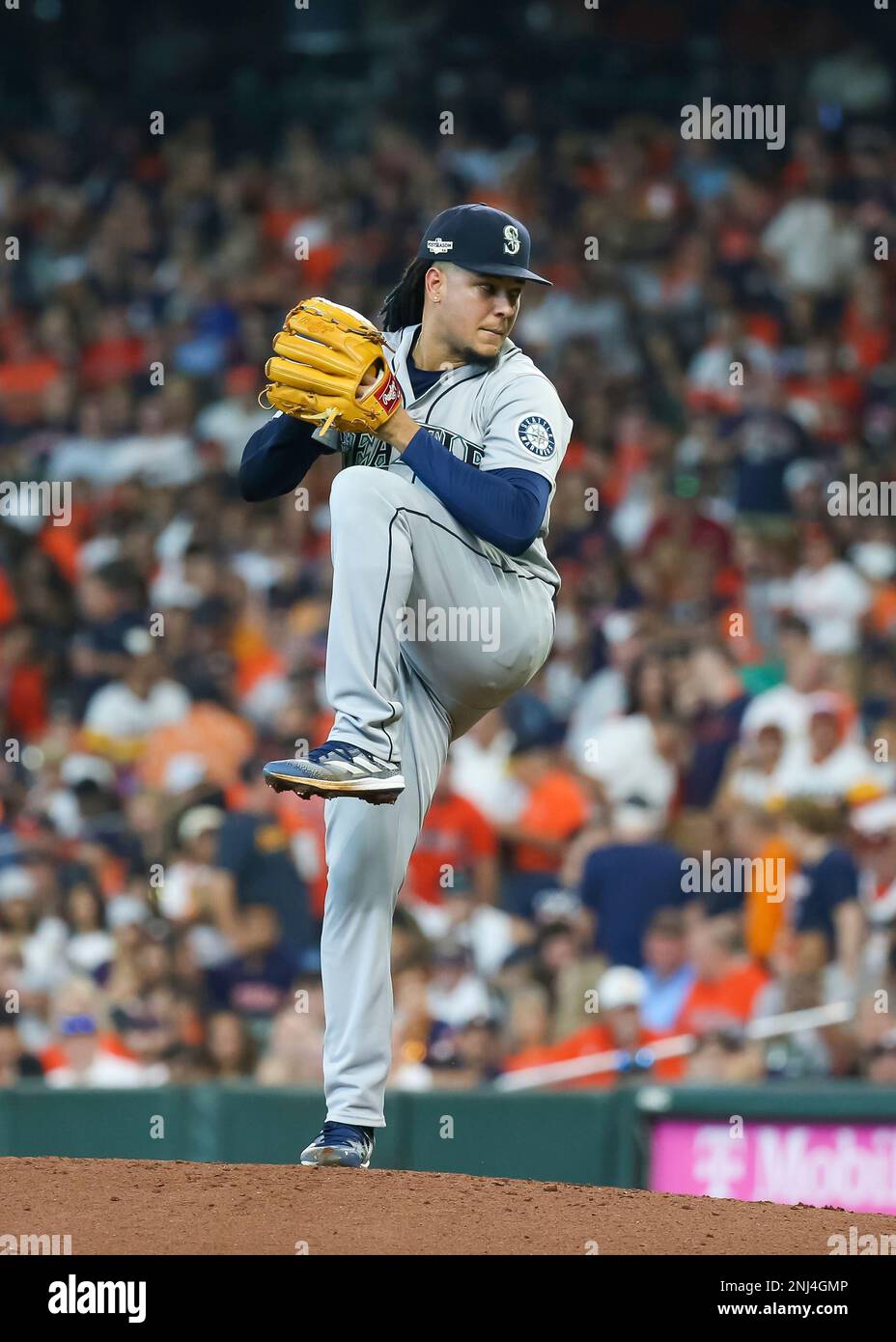 HOUSTON, TX - OCTOBER 13: Seattle Mariners starting pitcher Luis ...