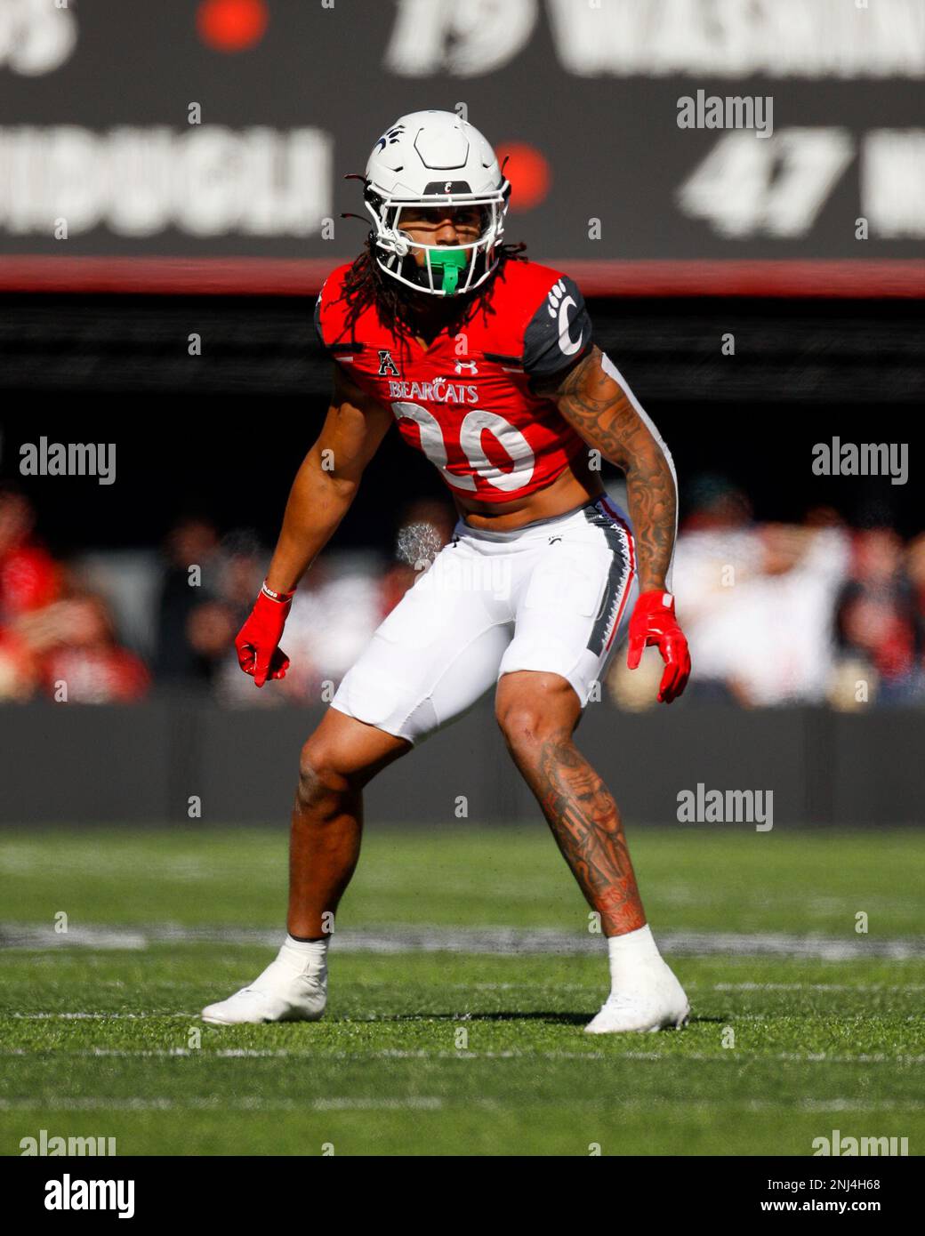 CINCINNATI, OH - OCTOBER 08: Cincinnati Bearcats linebacker Deshawn ...