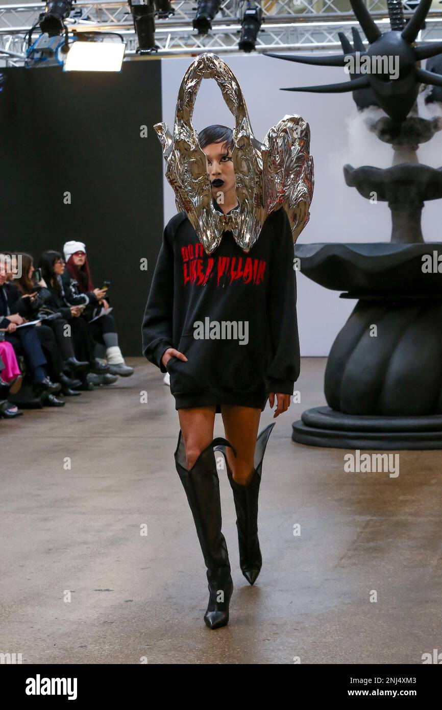 Diverse models fashion runway hi-res stock photography and images - Alamy