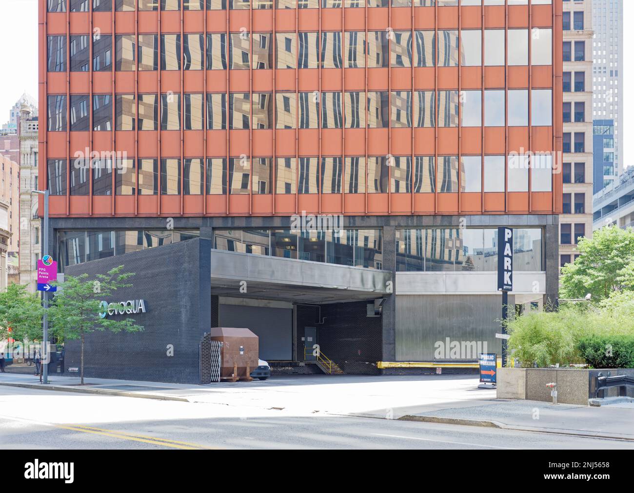 Pittsburgh Downtown: The brilliant red curtain wall façade of K&L Gates ...