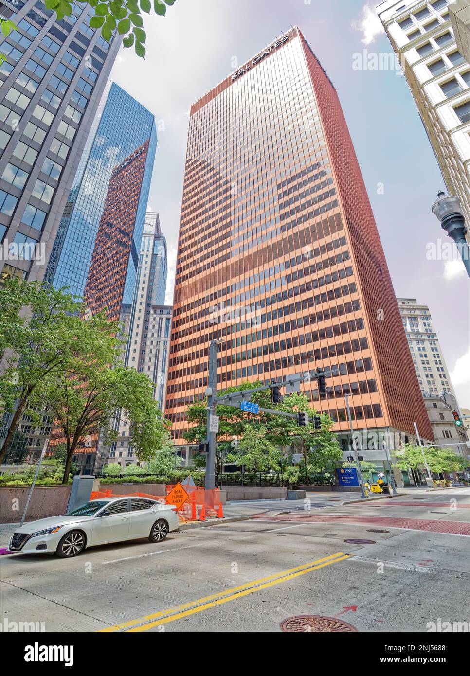 Pittsburgh Downtown: The brilliant red curtain wall façade of K&L Gates ...