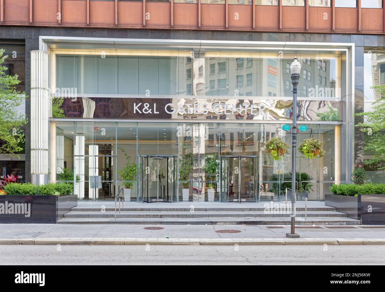 Pittsburgh Downtown: The brilliant red curtain wall façade of K&L Gates ...