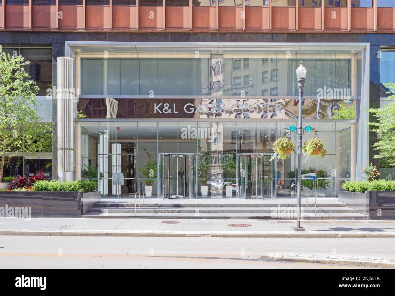 Pittsburgh Downtown: The brilliant red curtain wall façade of K&L Gates ...