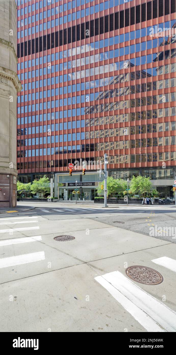 Pittsburgh Downtown: The brilliant red curtain wall façade of K&L Gates ...