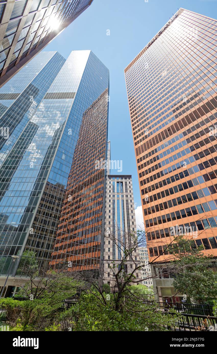 Pittsburgh Downtown: The brilliant red curtain wall faÃ§ade of K&L ...