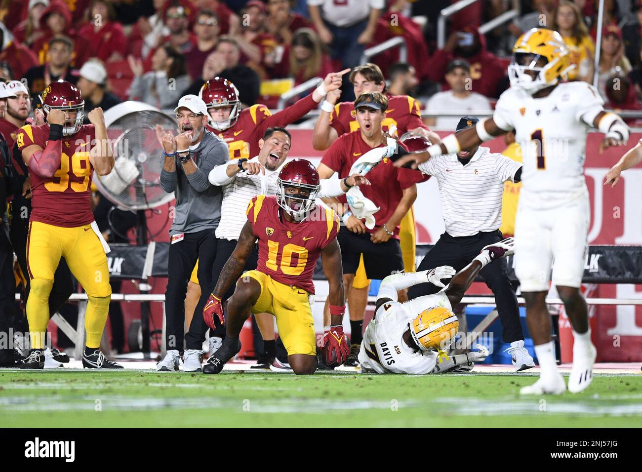 LOS ANGELES, CA - OCTOBER 01: USC Trojans wide receiver Kyron Hudson ...