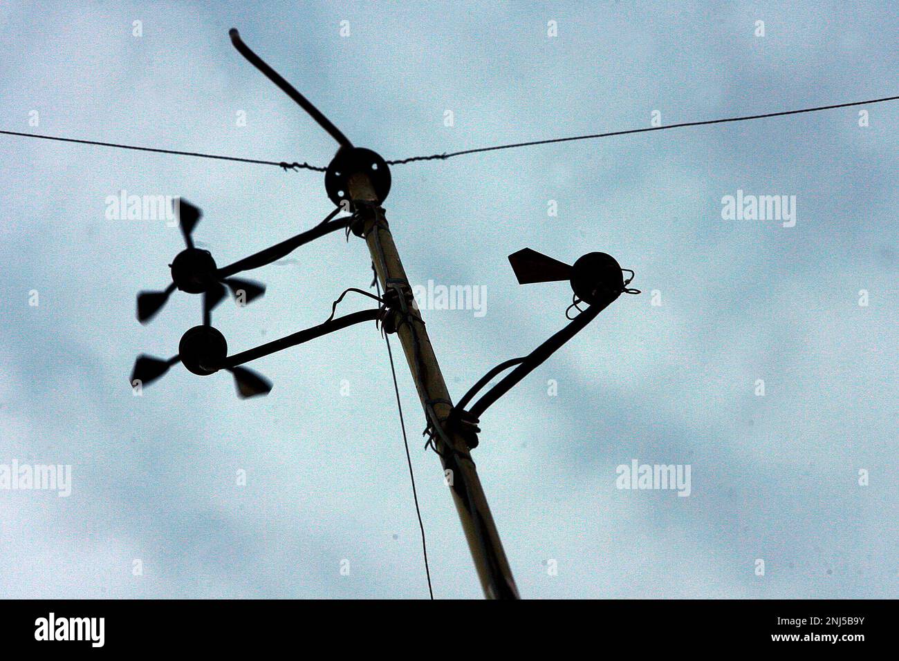 The anemometer is fastened on top of Mike Polansky's home. (Liz Hafalia ...