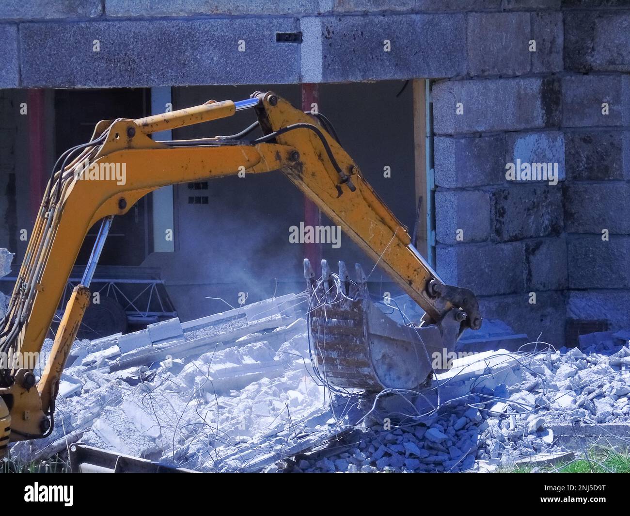 Hydraulic demolition excavator hi-res stock photography and images - Alamy