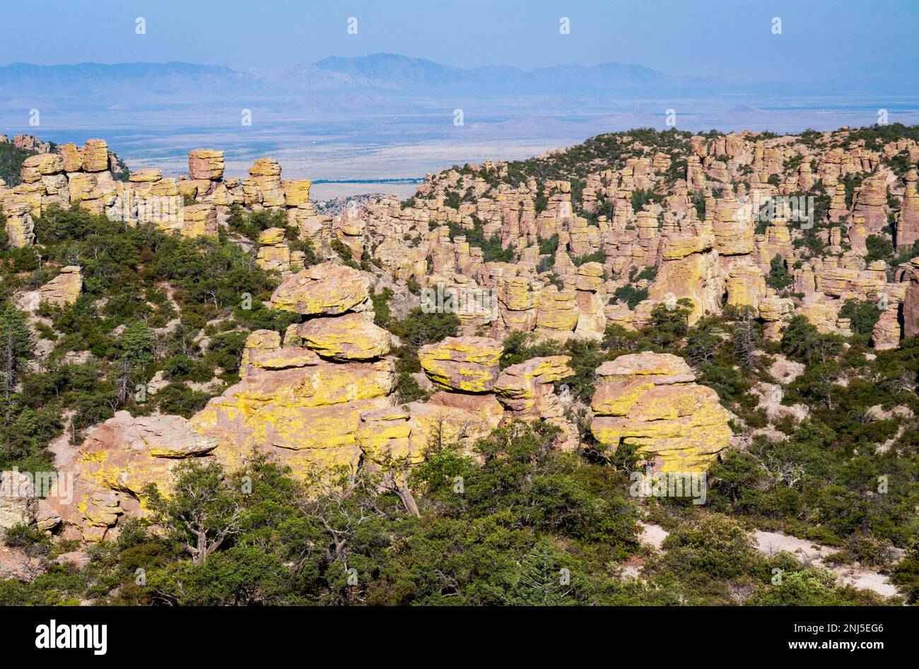 Hoodoos and massive boulders at Chiricahua National Monument Stock ...