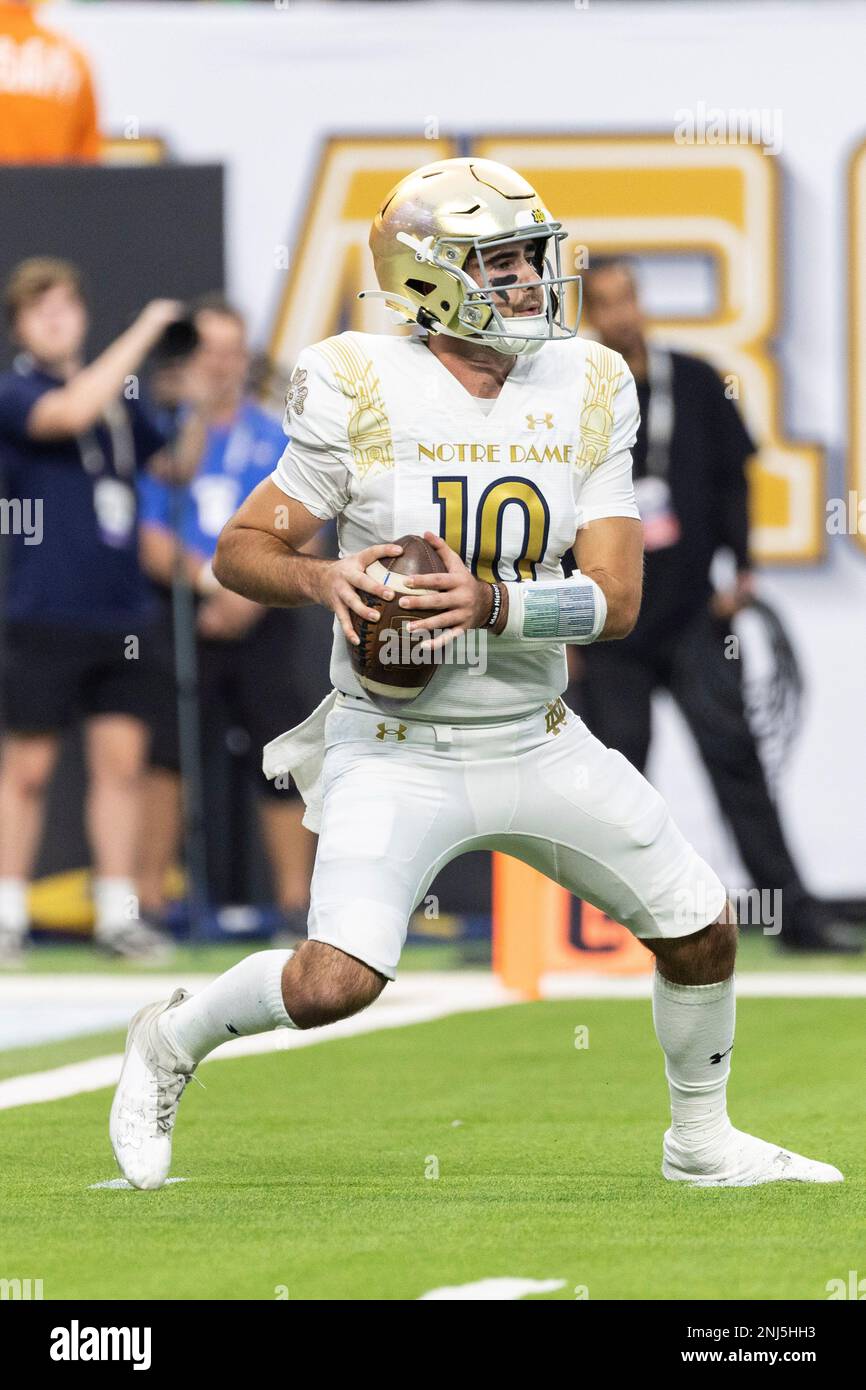 October 08, 2022: Notre Dame quarterback Drew Pyne (10) passes the ball ...
