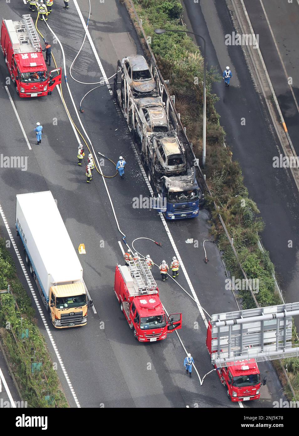 A car transport vehicle sets fire near the Yokohama Machida Interchange ...