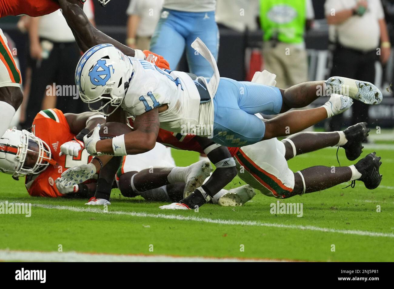 MIAMI GARDENS, FL - OCTOBER 08: North Carolina Tar Heels wide receiver ...
