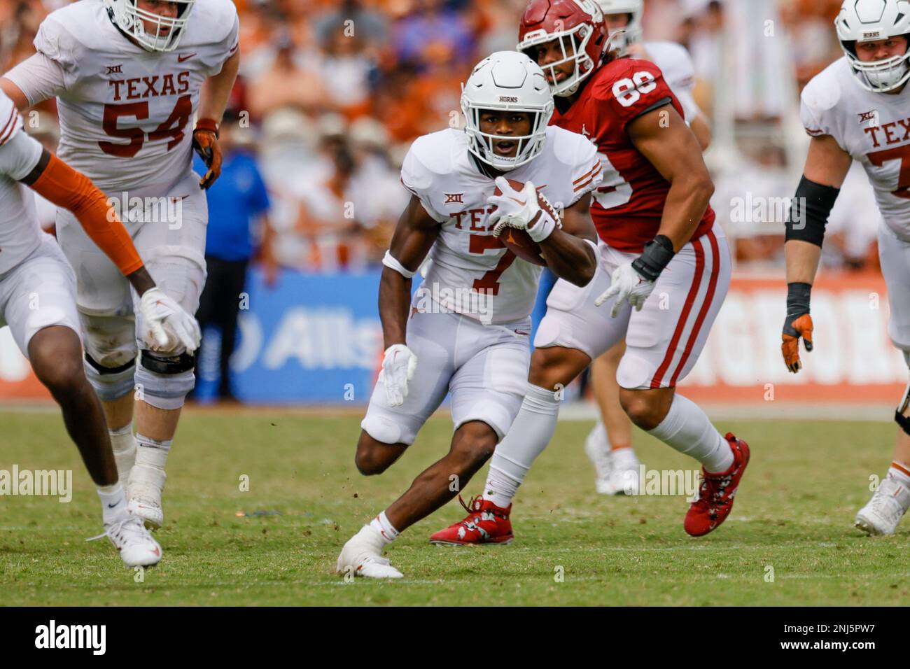 DALLAS, TX - OCTOBER 08: Texas Longhorns running back Keilan Robinson ...