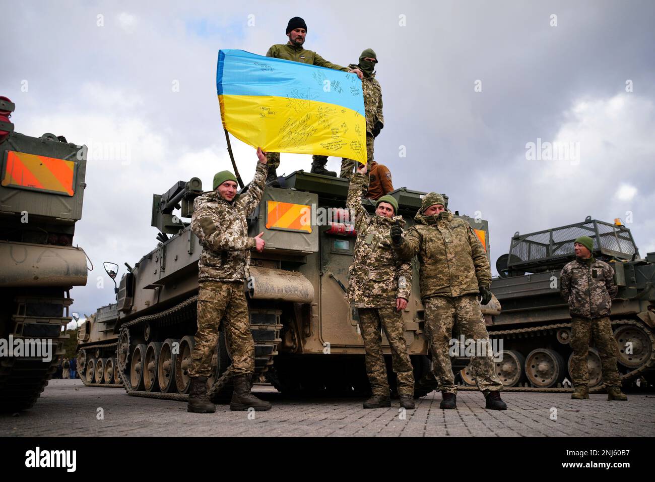 Ukrainian soldiers at Bovington Camp, a British Army military base ...