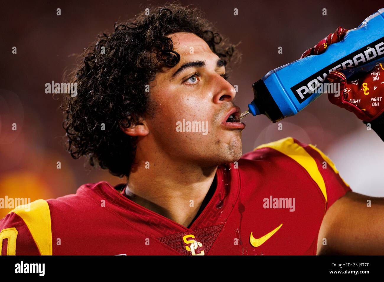 Southern Cal wide receiver Ty Shamblin (40) drinks Powerade during the ...