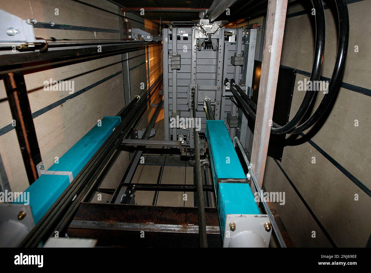 RINCON 137 LH.JPG This is the bottom of the elevator. The blue buffers ...