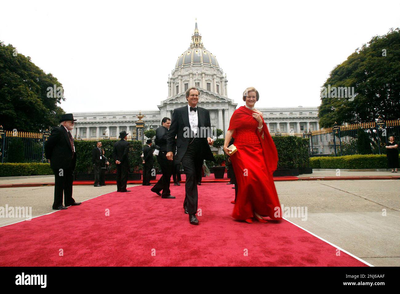 SFOPERA11 swells 034-ID-Ê - 034.JPG George Hume and his wife Leslie ...