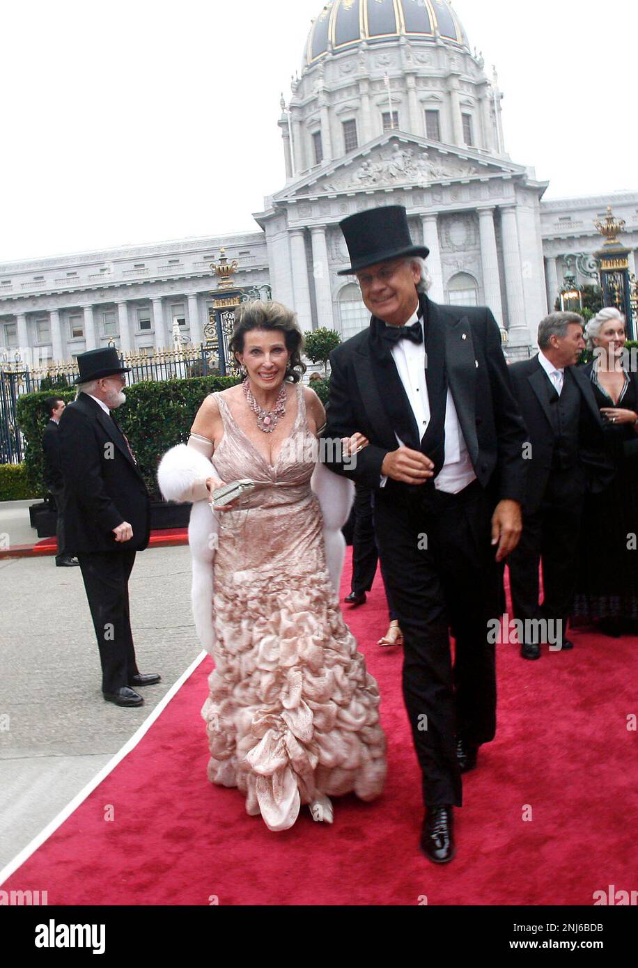 SFOPERA11 swells 050-ID-Ê - 050.JPG Ellie and Theodore Brown arriving ...