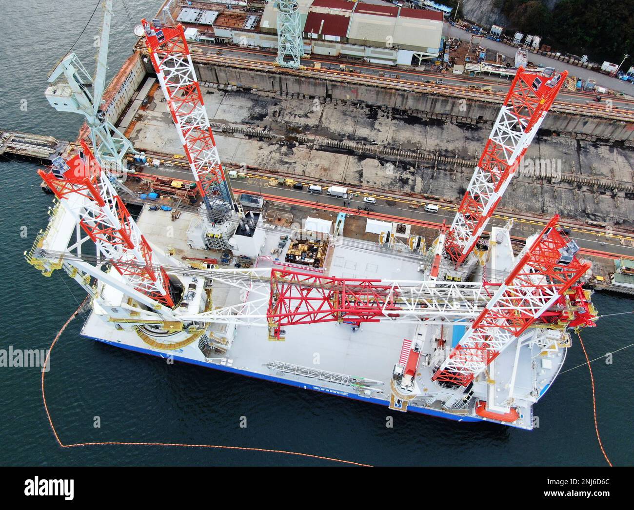 A photo shows Shimizu Corporation's SEP vessel (SEP: Self-Elevating ...
