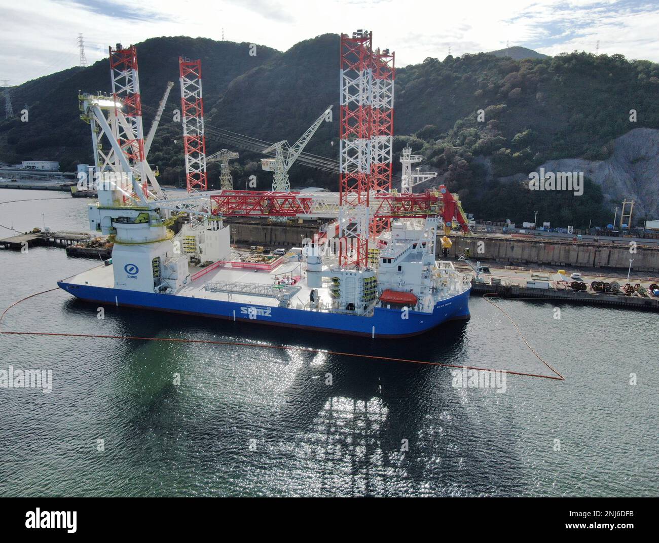 A photo shows Shimizu Corporation's SEP vessel (SEP: Self-Elevating ...
