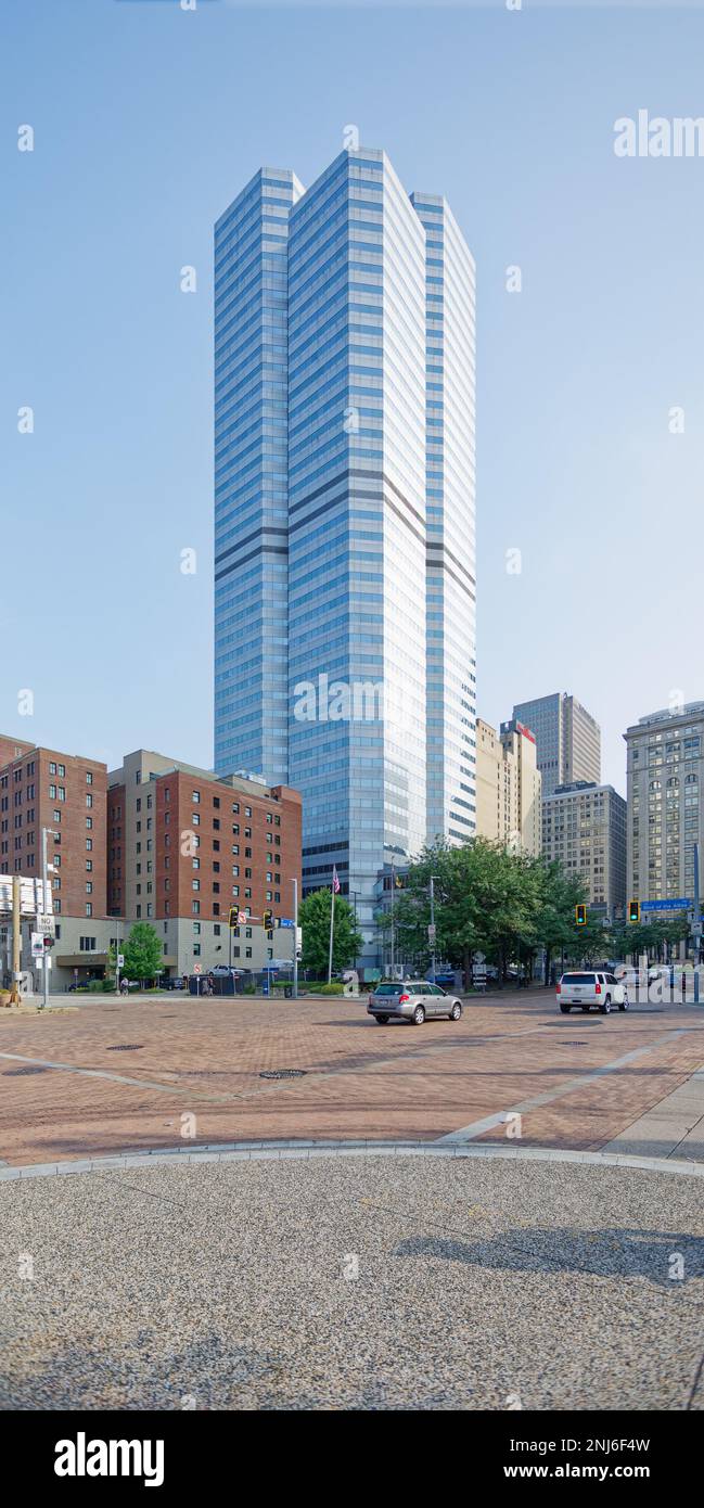 Pittsburgh Downtown: One Oxford Centre’s blue and white towers are a ...