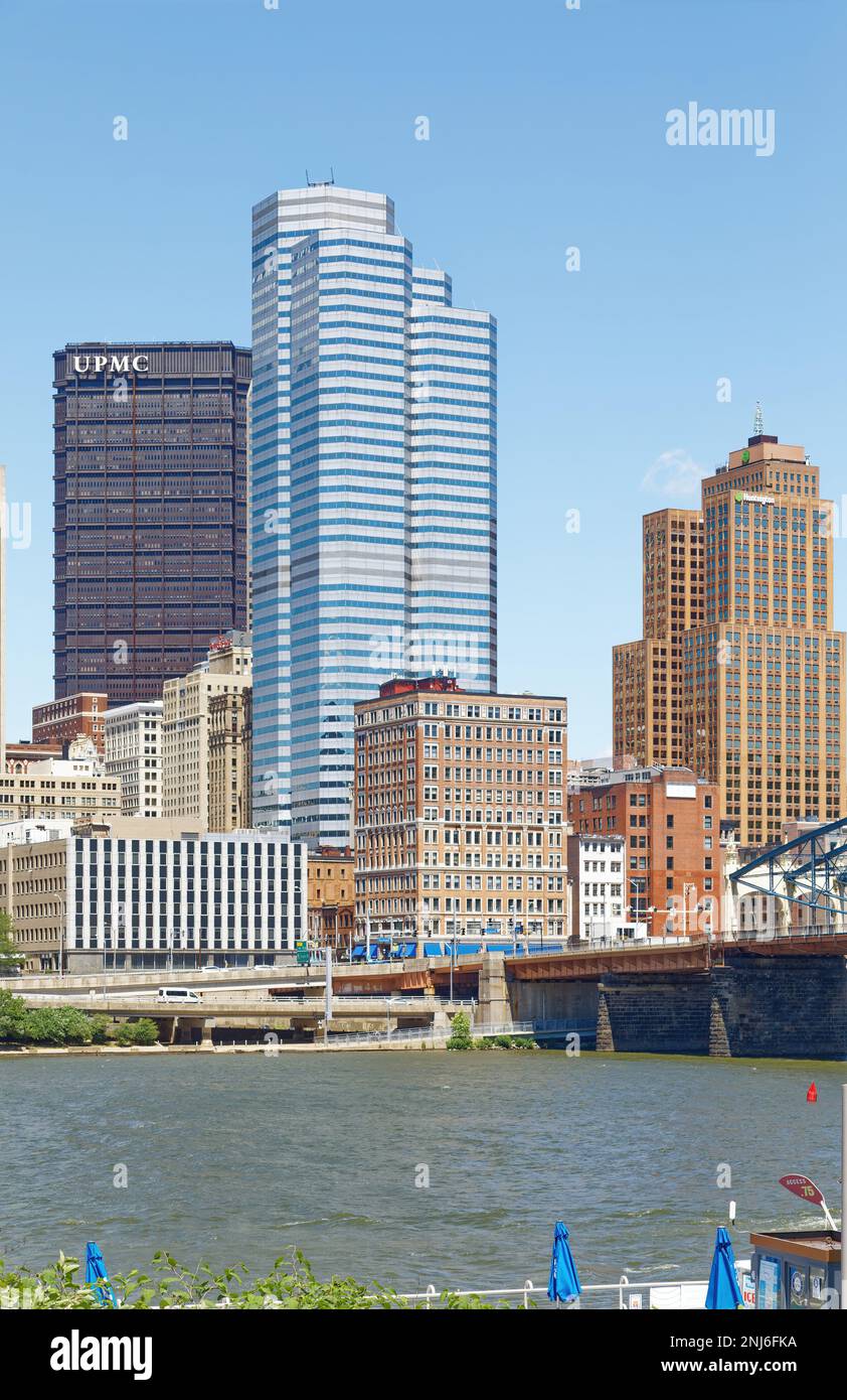 Pittsburgh Downtown: One Oxford Centre’s blue and white towers are a ...