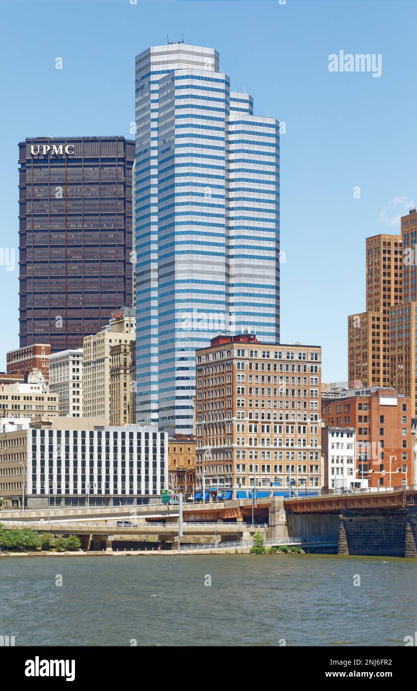 Pittsburgh Downtown: One Oxford Centre’s blue and white towers are a ...