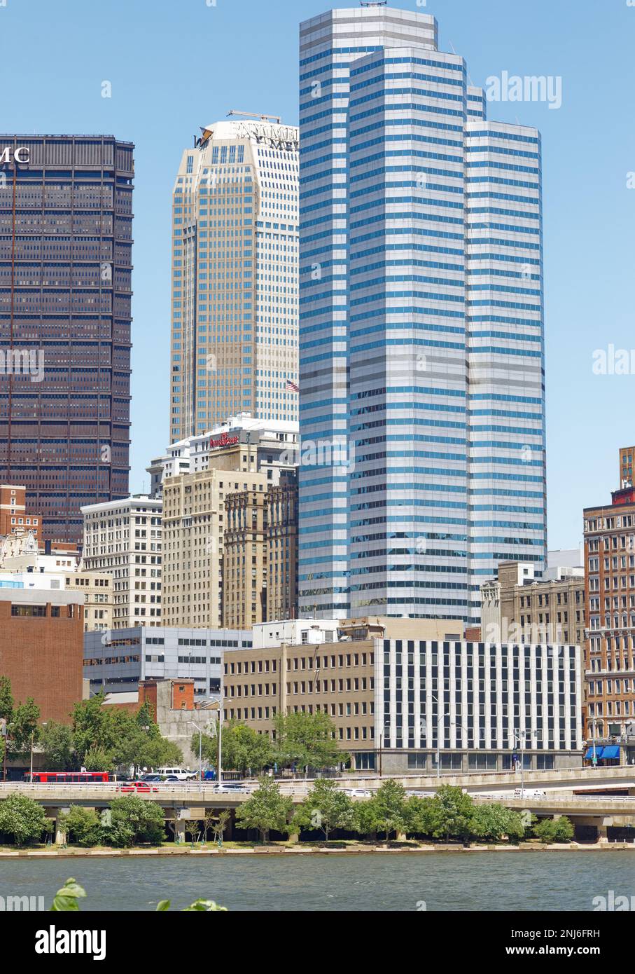 Pittsburgh Downtown: One Oxford Centre’s blue and white towers are a ...