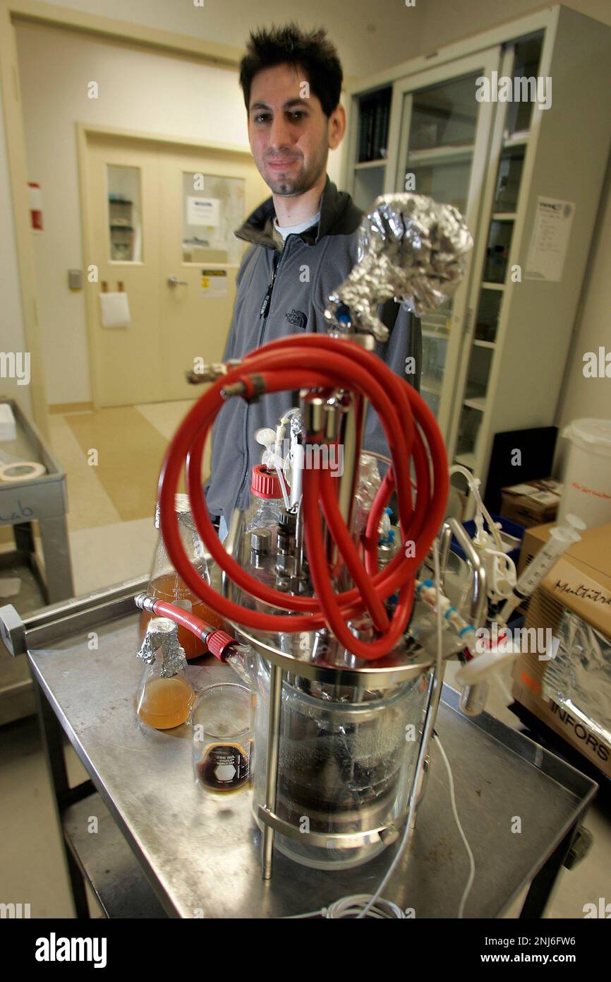 KEASLING 050 LH.JPG Eric Paradise shows the device to engineer yeast ...