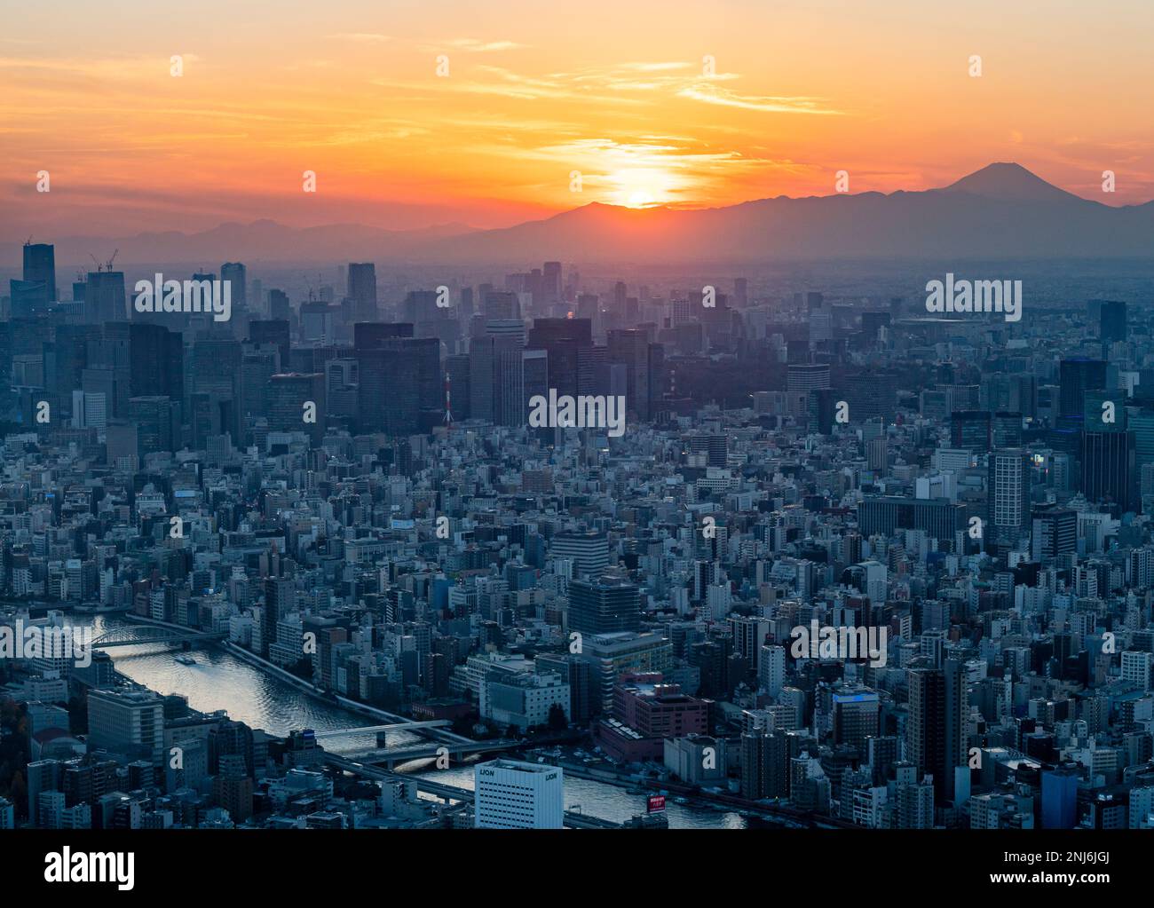 Sunset above tokyo hi-res stock photography and images - Alamy
