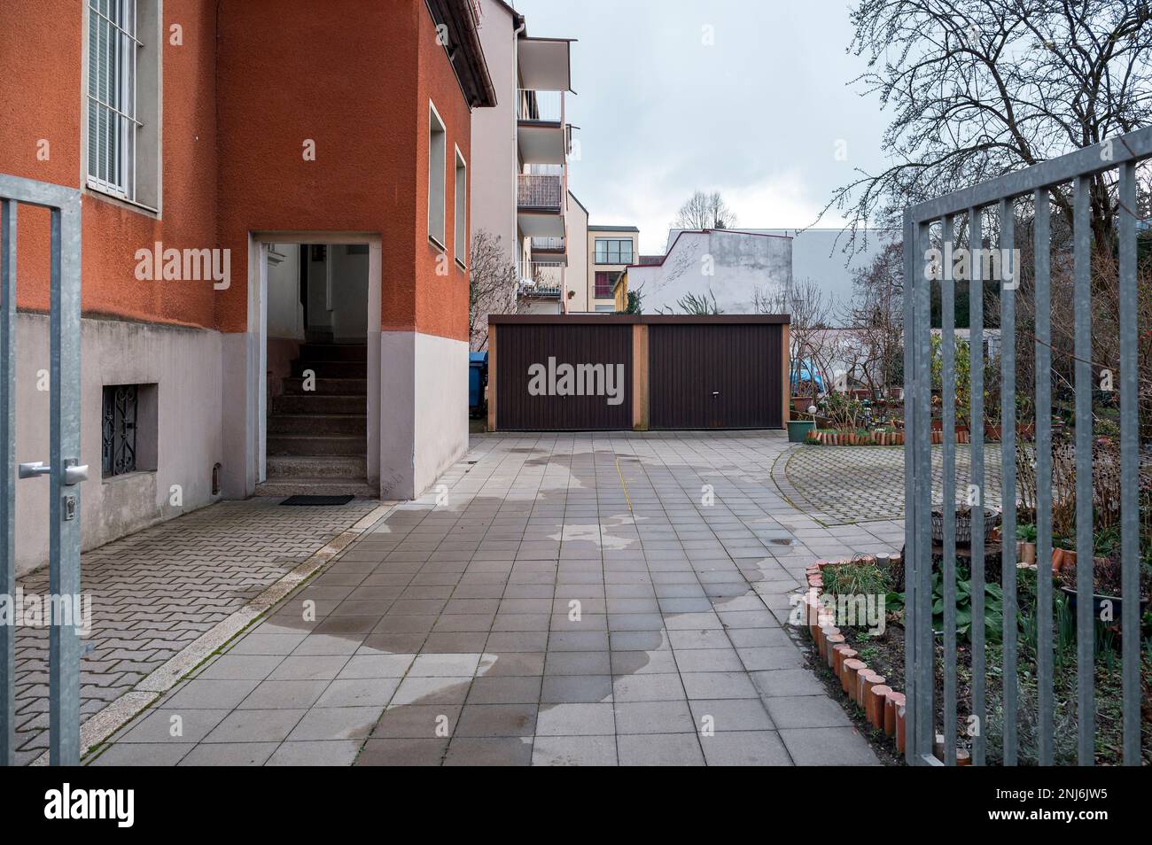 Nuremberg, Germany. 22nd Feb, 2023. View of the courtyard of the crime scene. In Nuremberg, a 29 ...