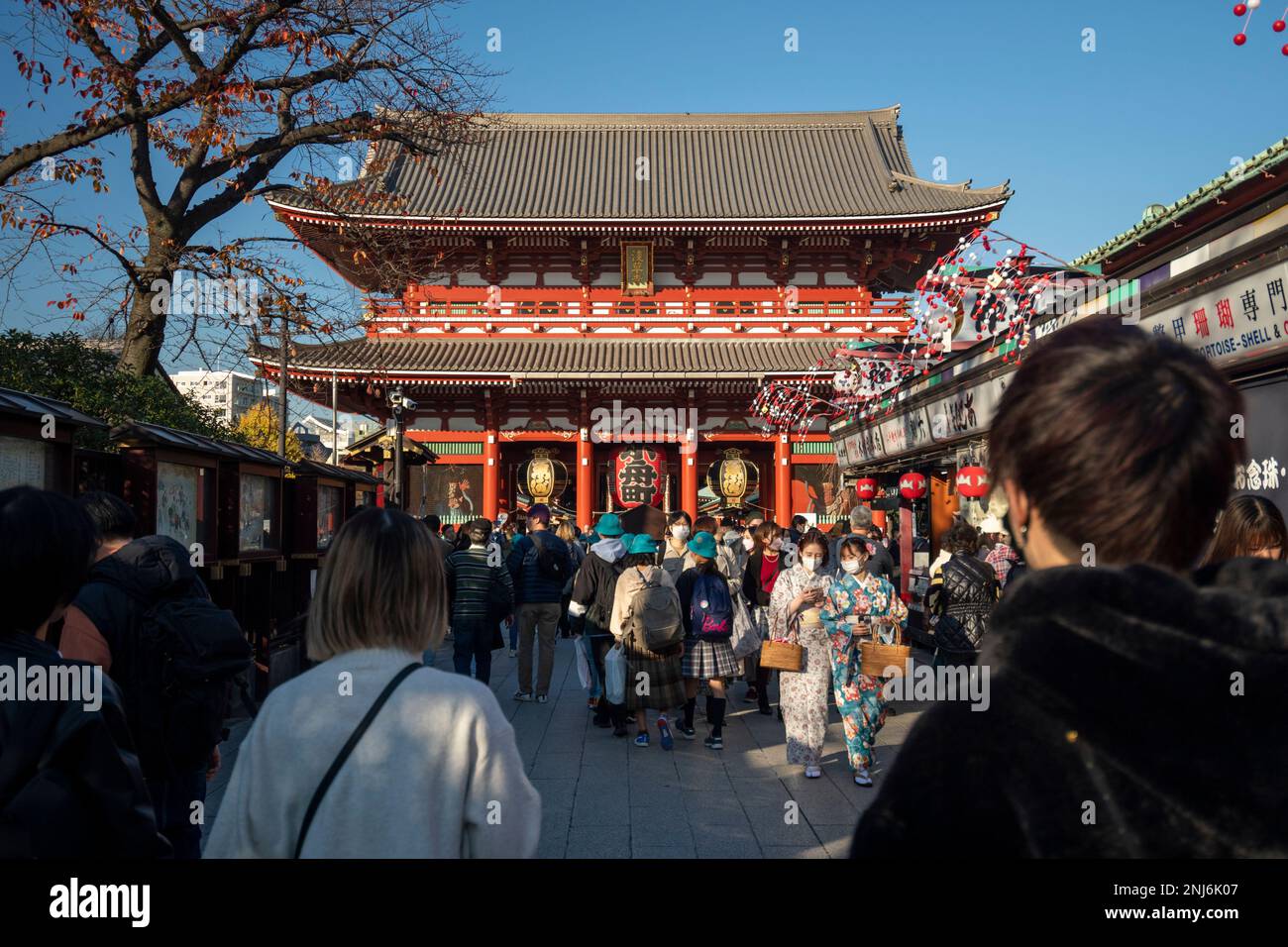 Visitors at the ancient temple Senso-ji, Asakusa, Tokyo, Japan Stock ...