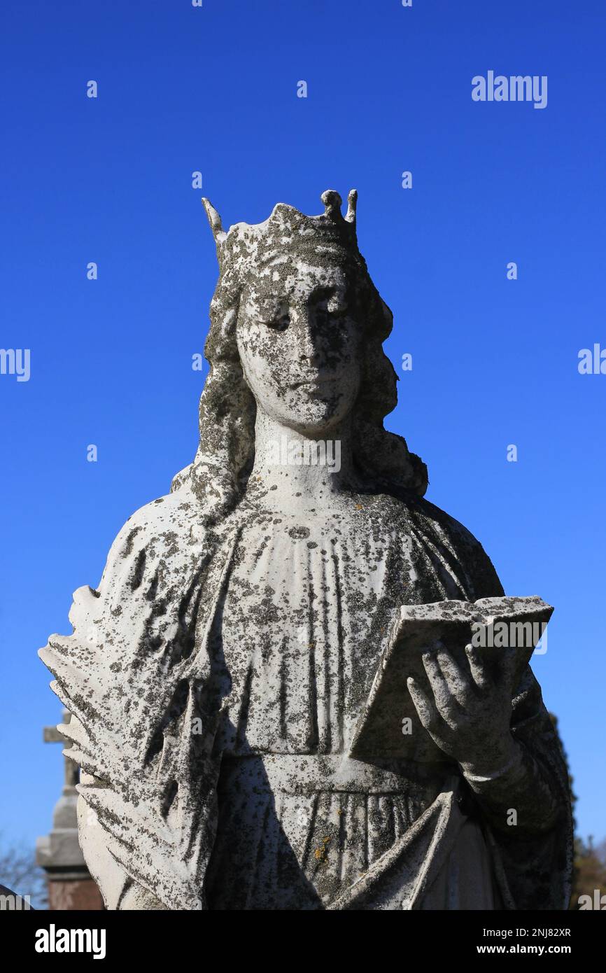 Beautiful young princess holding hi-res stock photography and images ...