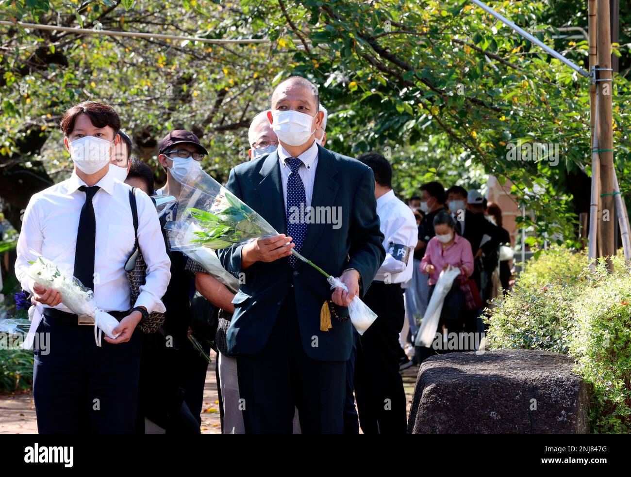 People gather to mourn Japan's former Prime Minister Shinzo Abe near ...