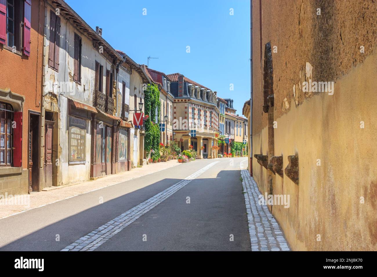 Provincial french architecture hi-res stock photography and images - Alamy