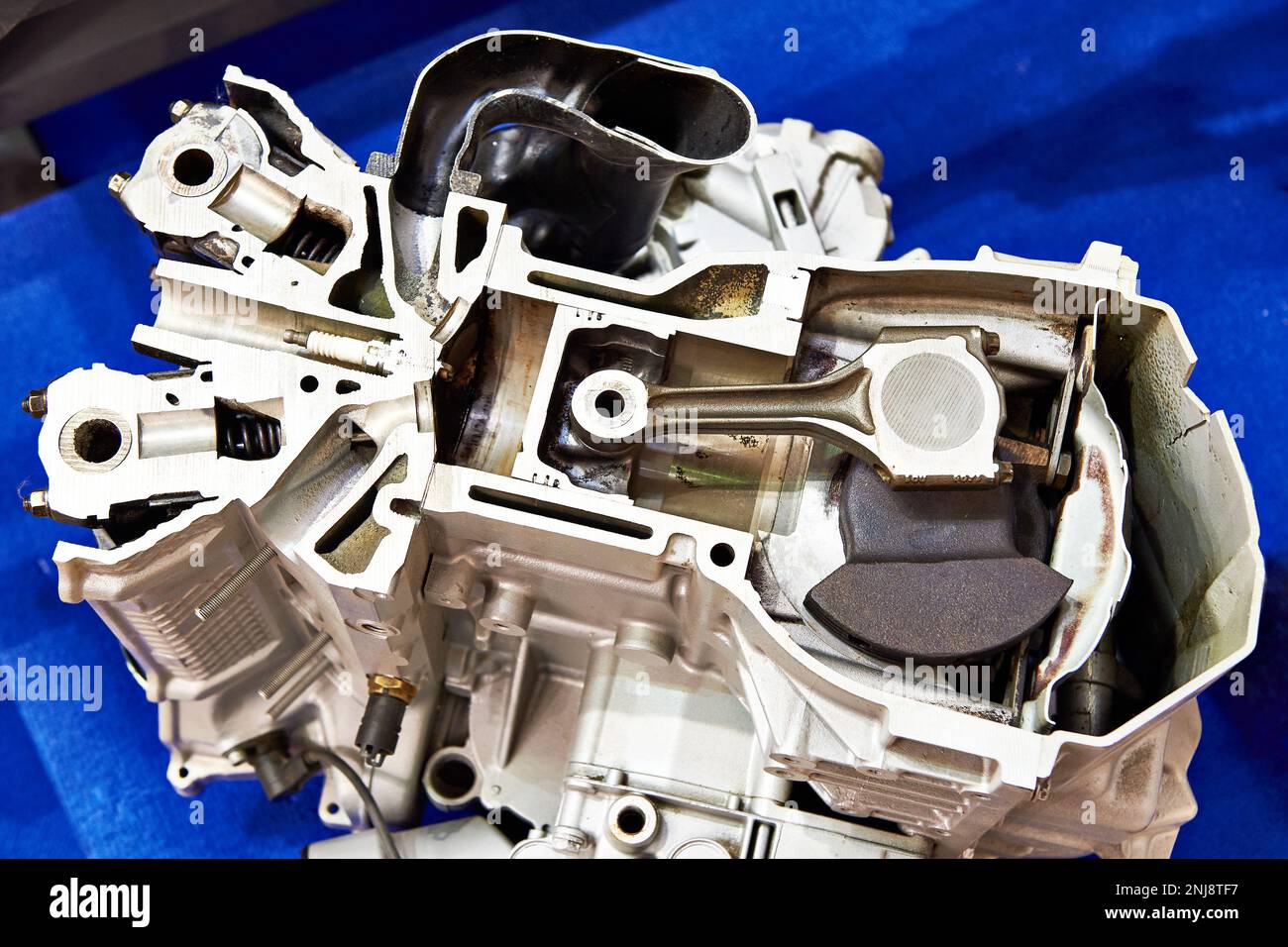 Piston engine cross section hi-res stock photography and images - Alamy