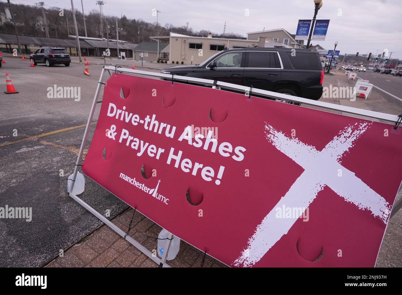 Manchester, United States. 22nd Feb, 2023. Cars turn in to wait in line ...